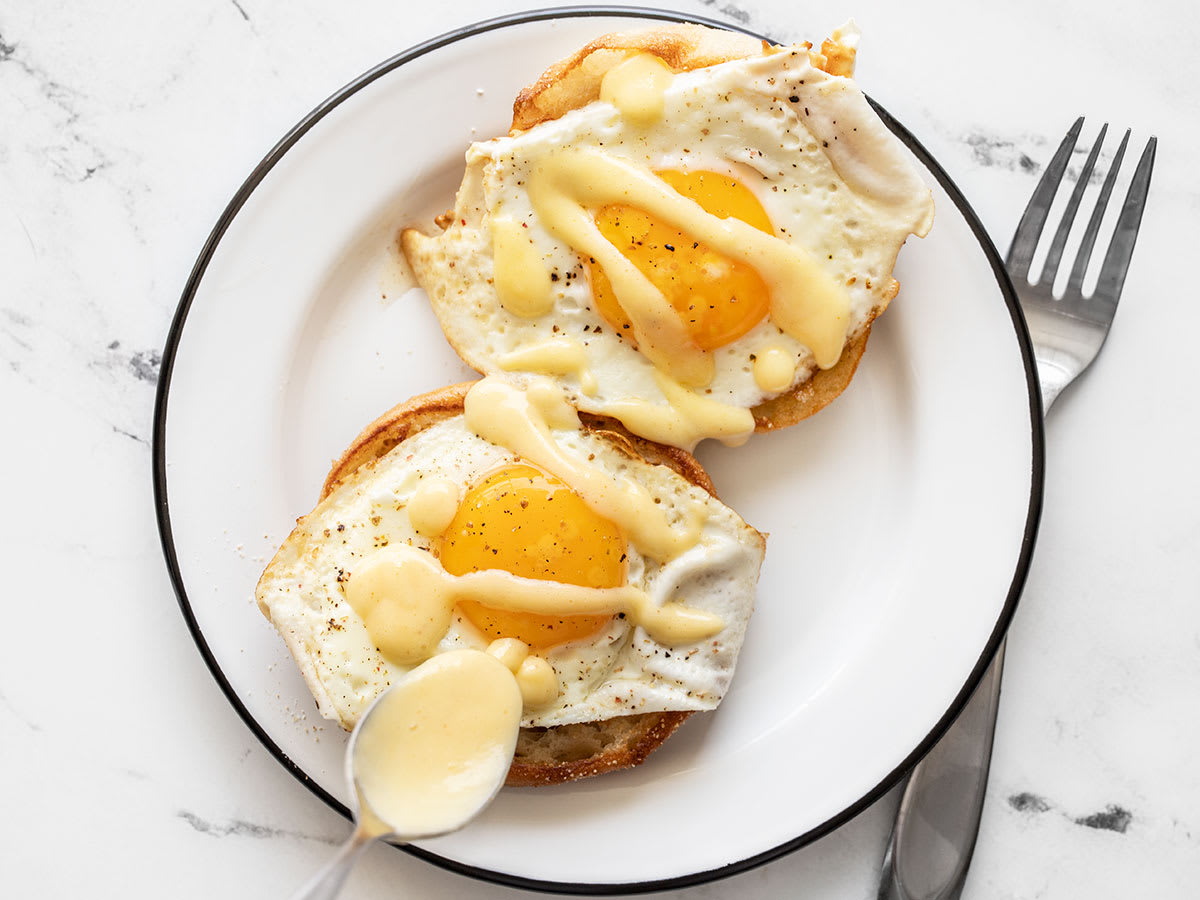 how to cook eggs benedict hollandaise sauce