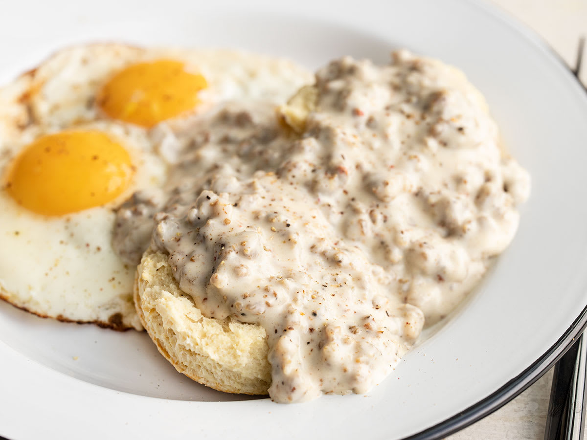 how to cook sausage with gravy